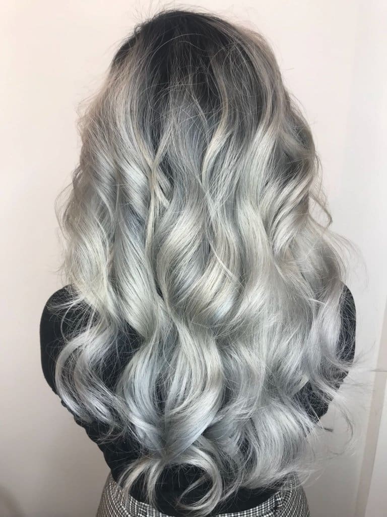 Zo verzorg je metallic zilvergrijs haar in de zomer — The Color